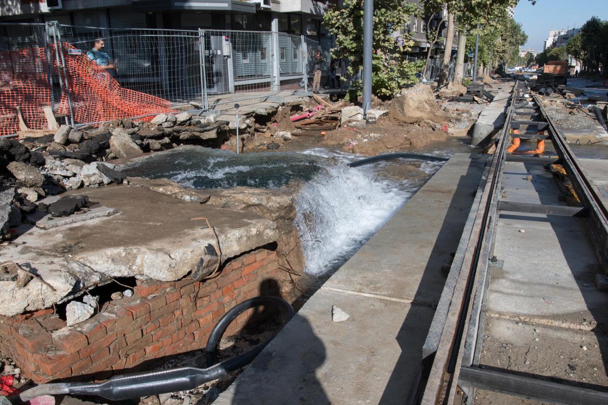 DEO CENTRA BEOGRADA BEZ VODE VEČERAS OD 22: Posle pucanja cevi u Karnegijevoj sledi konačna ...