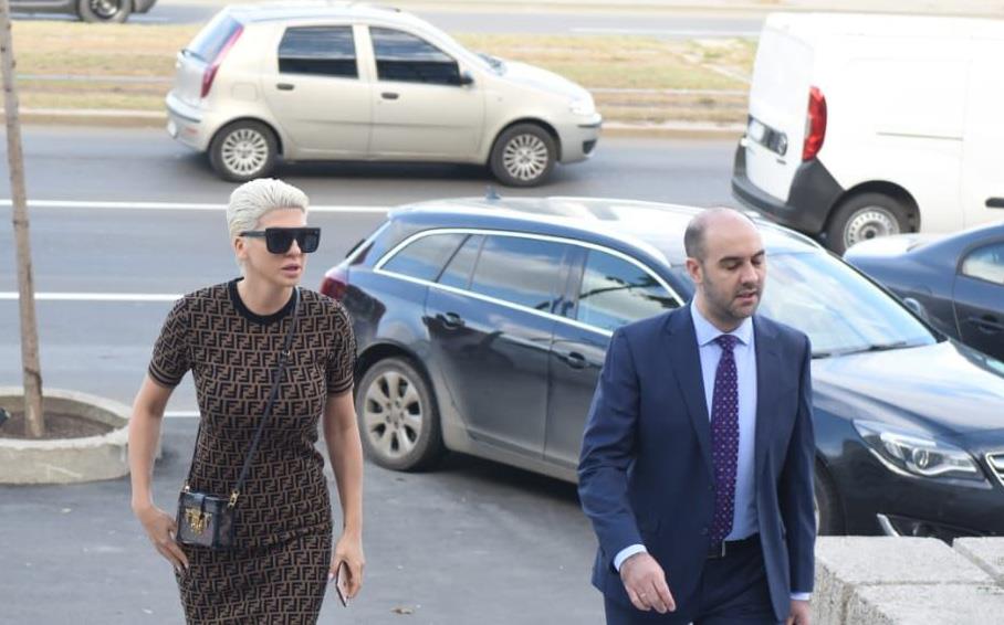 KARLEUŠA BEZ TRUNKE ŠMINKE, A STAJLINGOM IZNENADILA SVE: Diva stigla u ...