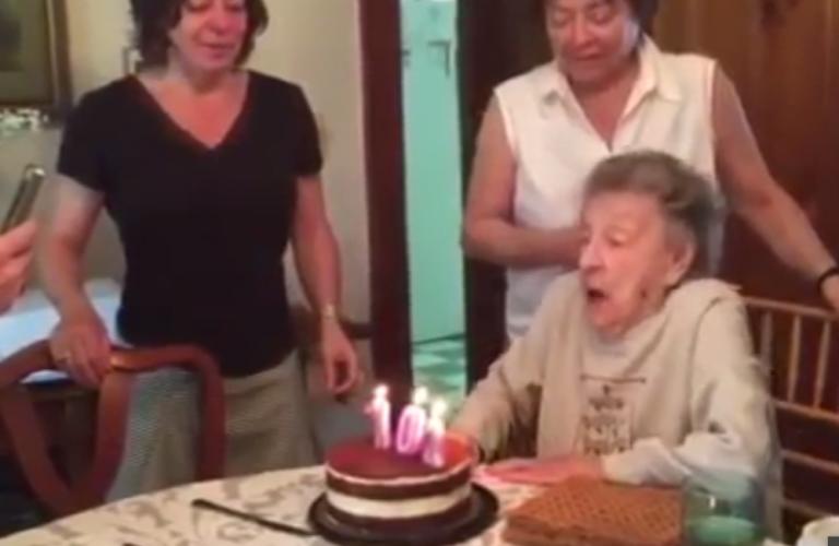 BAKA CAR! Proslavila 102.rođendan, a kada je duvala svećice ostala bez ...