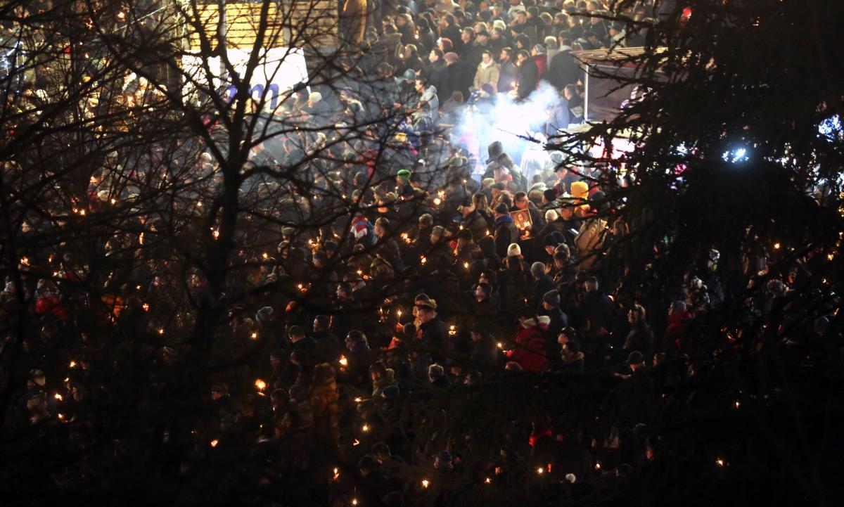 SPEKTAKL U BERANAMA! OVAKO VASOJEVIĆI BRANE SVETINJE: Desetinama baklji ...