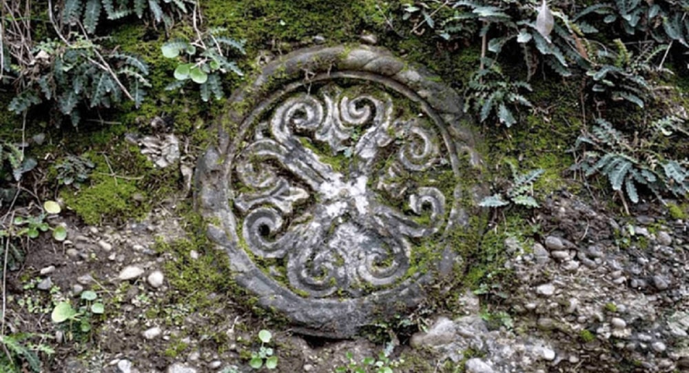 OVAJ KAMEN JE DOKAZ POSTOJANJA SPC U CRNOJ GORI VEĆ 8 VEKOVA: Rozeta ...