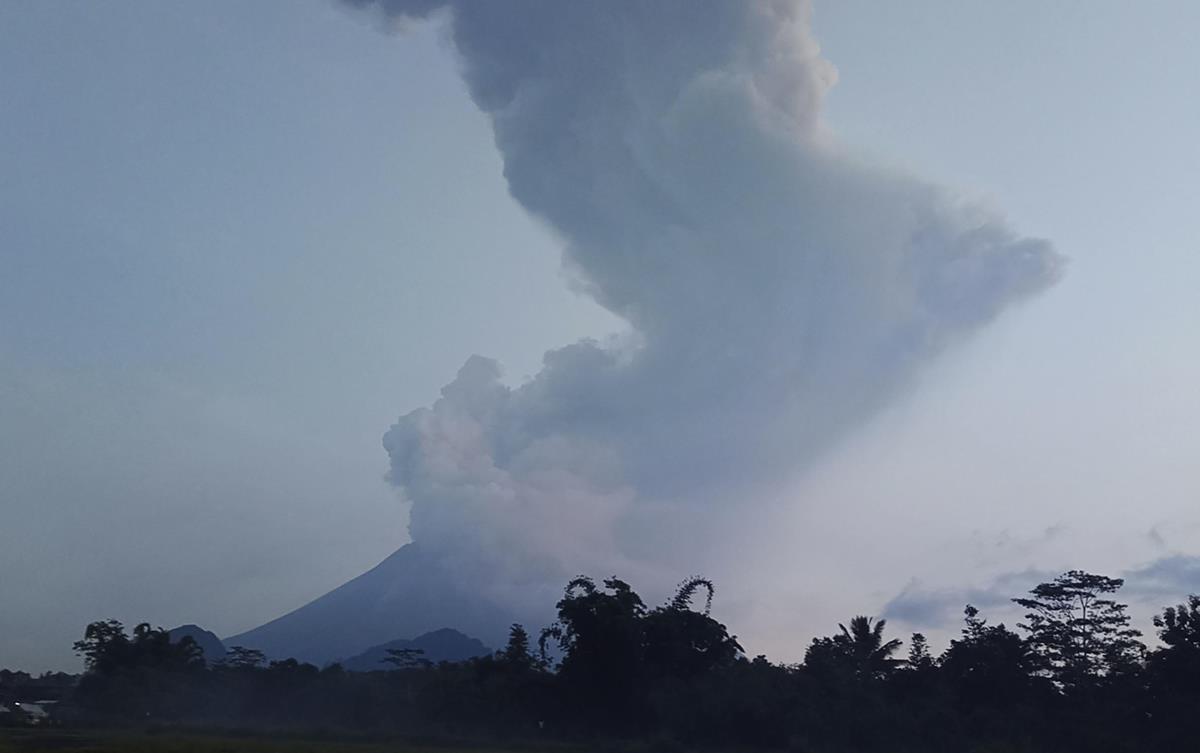 PRORADIO VULKAN MERAPI U INDONEZIJI: Erupcija na ostrvu Java, dim se ...