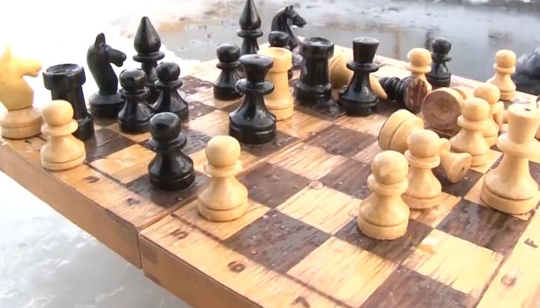 RUSKINJA U ZALEĐENOJ VODI IGRA ŠAH SA MUŠKARCIMA! Pogledajte ...