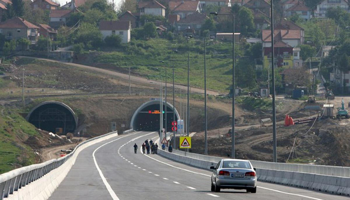 JEZIVA NESREĆA U RAKOVICI: Suvozač kamiondžije ISPAO USRED VOŽNJE kod ...
