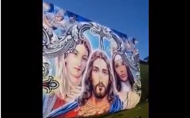 SNIMAK KOJI SE ŠIRI PRAVOSLAVNIM SVETOM: Zastava sa likom Isusa Hrista ...