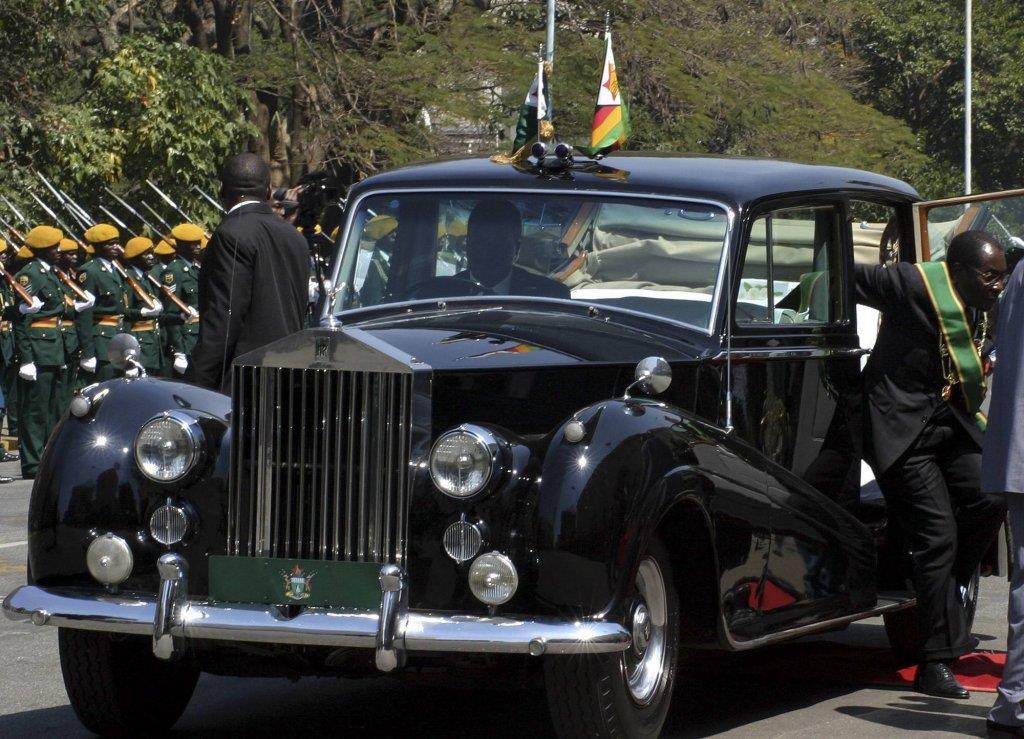 Mugabe razvalio gradski autobus | Kurir