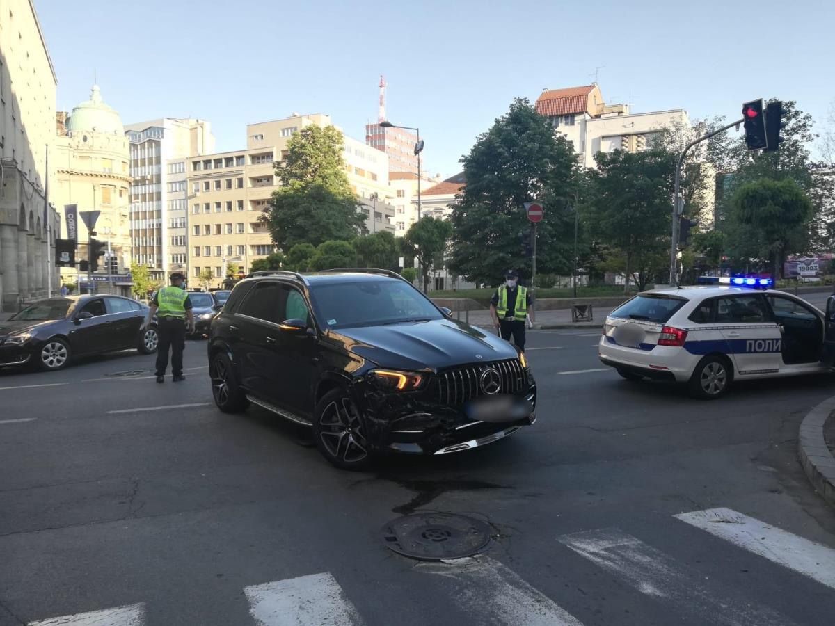 UDES U CENTRU BEOGRADA: Kod Narodnog pozorišta skršen skupoceni mercedes (KURIR TV) | Kurir