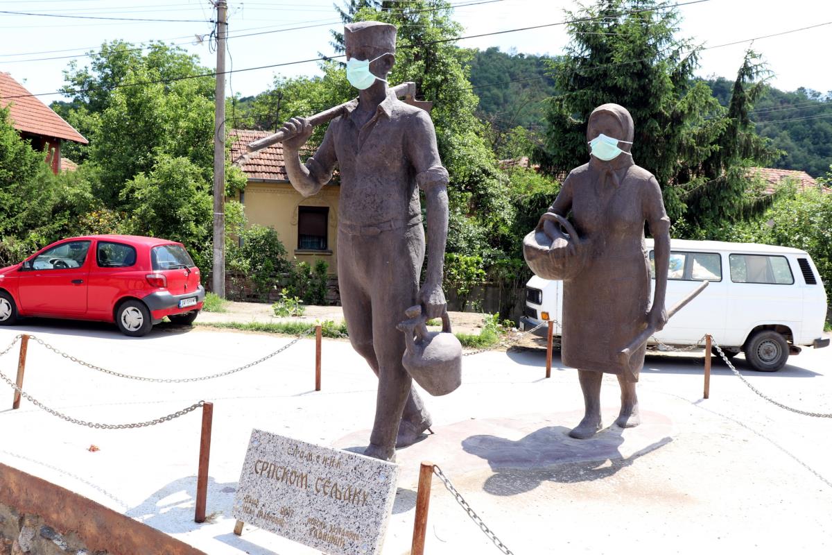 JEDINSTVENI SPOMENIK OSVANUO SA HIRURŠKIM MASKAMA: Seljak i seljanka u ...