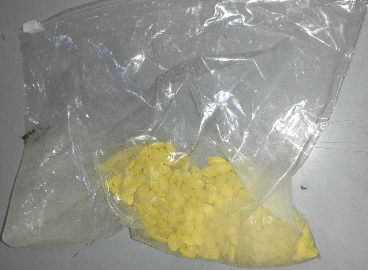 NA POŠILJCI PISALO MAJICA, A UNUTRA SEME OD MARIHUANE: Carinici ...