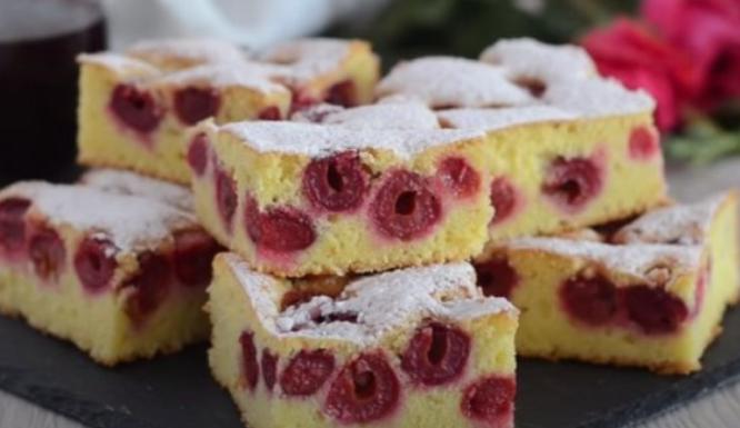 UKUSNA I BRZA POSLASTICA ZA POSNU TRPEZU: Kolač sa malinama, gotov za ...