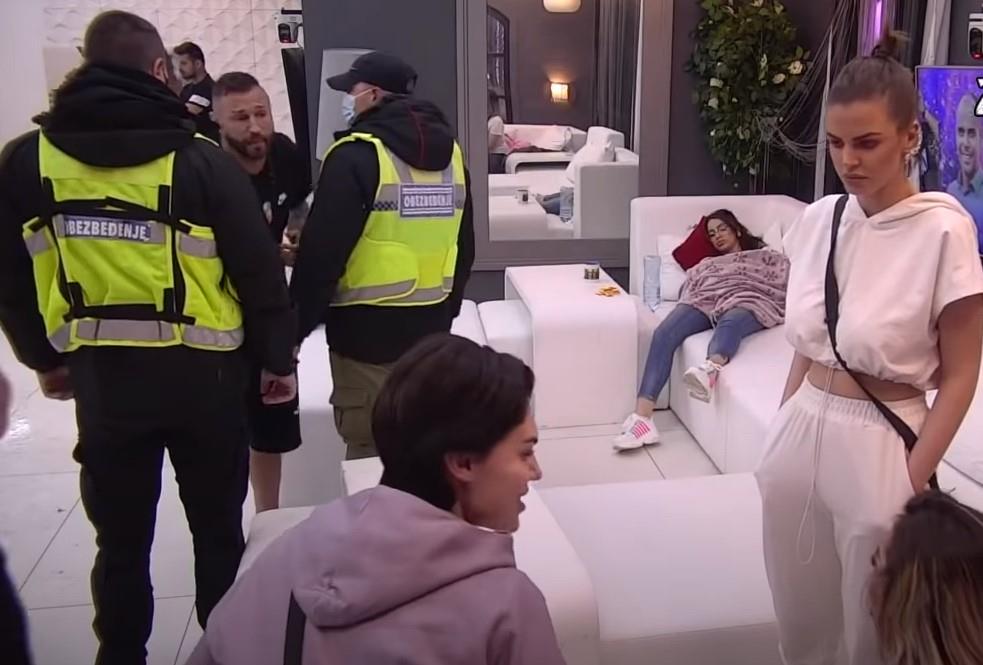 NATAŠA RADAN ISPOLIVALA ŠA VODOM, TARA ODMAH NASRNULA NA NJU! Žestoki ...