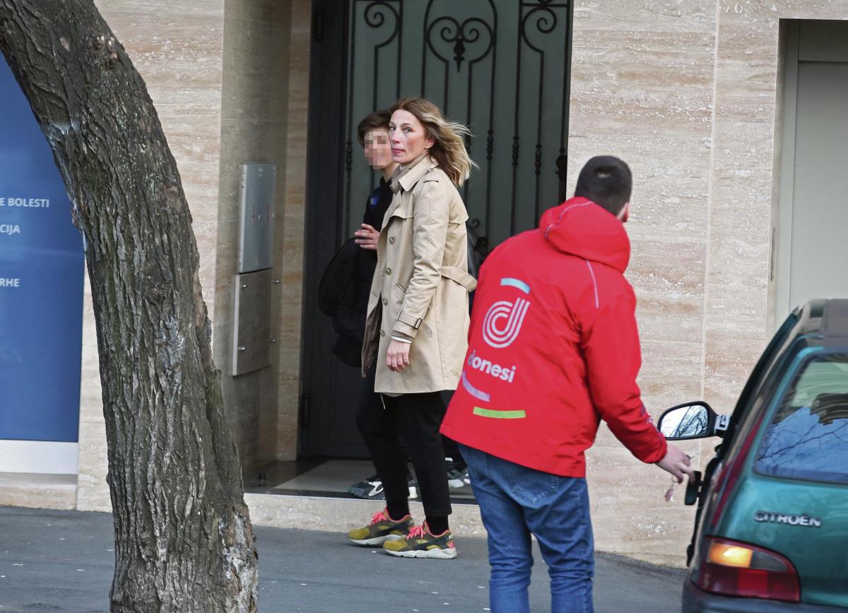 KURIR PAPARACO! PRVI PUT ZAJEDNO U JAVNOSTI! Ana Stanić u šetnji sa ...