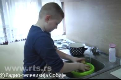 MALI BOGDAN IZ RAĐEVINE NEMA ŠTA NE ZNA U KUHINJI: Voli sve da jede a ...