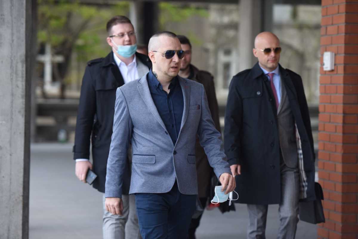 ZORAN MARJANOVIĆ STIGAO U PALATU PRAVDE U PRATNJI ADVOKATA: Elegantan u plavom sakou ušao u sud ...