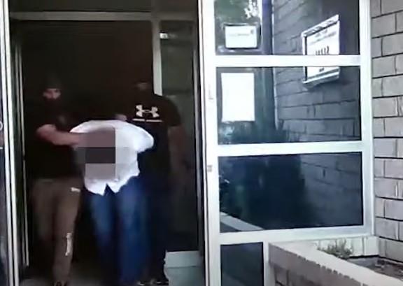 OBJAVLJEN SNIMAK HAPŠENJA PRLJAVOG INSPEKTORA SBPOK: Evo kako sa ... OBJAVLJEN SNIMAK HAPŠENJA PRLJAVOG INSPEKTORA SBPOK: Evo kako sa ...