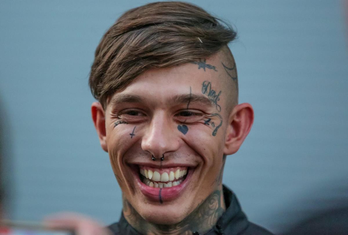 Zauzeta pevačica prevarila dečka sa Franom Pujasom | Kurir