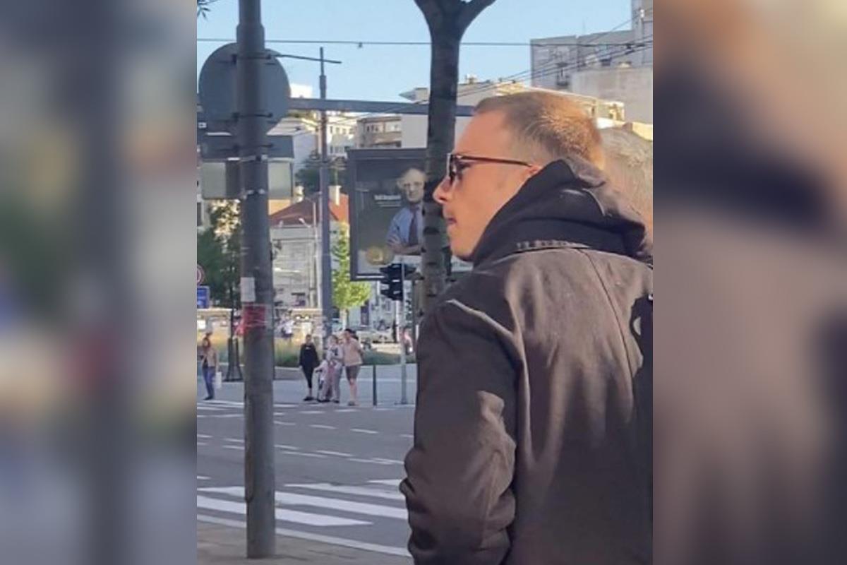 AMERIČKI GLUMAC STIGAO U BEOGRAD! Dru Starki uhvaćen u opuštenoj šetnji ...