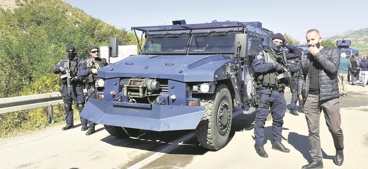 Zaustavljeno vozilo Pošte Srbije na Jarinju, Srbi uznemireni | Kurir