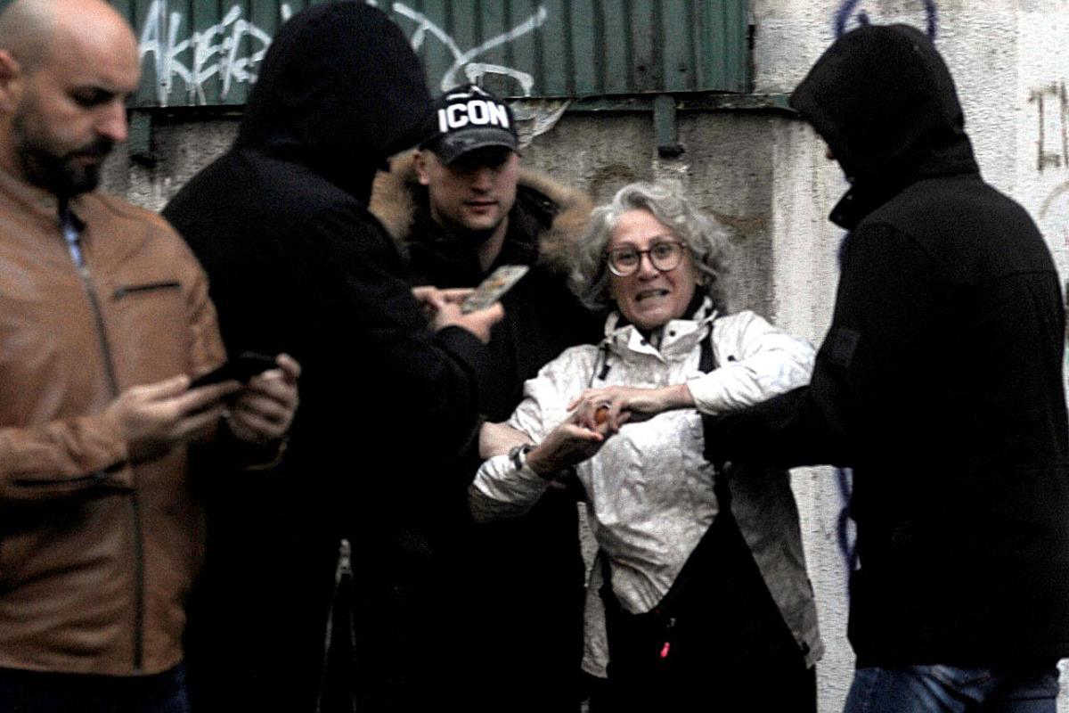 PUŠTENA AIDA ĆOROVIĆ: Aktivistkinja gađala jajima mural Ratka Mladića u ...