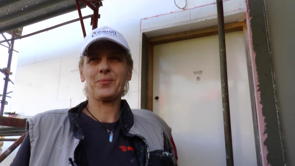 MOJ CILJ SU MOJA DECA! Dragana je jedini ženski moler fasader u Srbiji, ništa joj ne pada teško ...