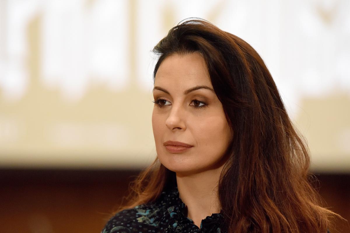NAŠA GLUMICA KRIJE PRIVATNI ŽIVOT KAO ZMIJA NOGE! Pojavljuje se u hit ...