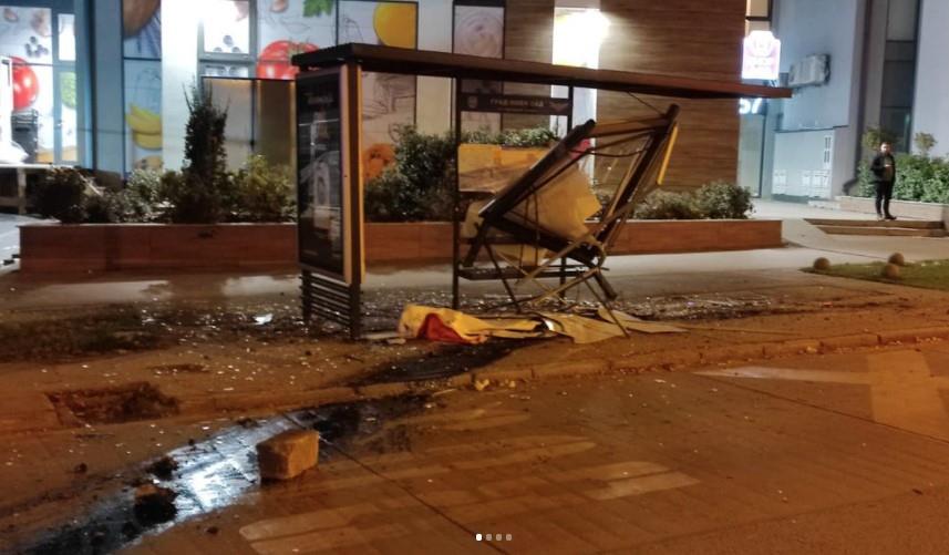 IZBEGNUTA NESREĆA! VOZAČ UMALO UBIO DEVOJKU: Kolima udario u autobusku stanicu, pa pobegao ...