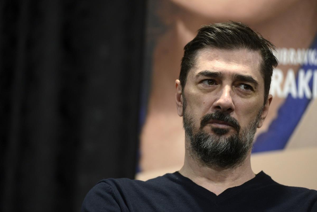 DA LI ZNATE KAKO IZGLEDA ROĐENI BRAT VOJINA ĆETKOVIĆA? Neverovatno liče ...