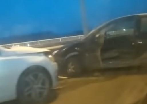LANČANI ZOROM NA MOSTU SLOBODE U NOVOM SADU: Dobro su se udarili ...