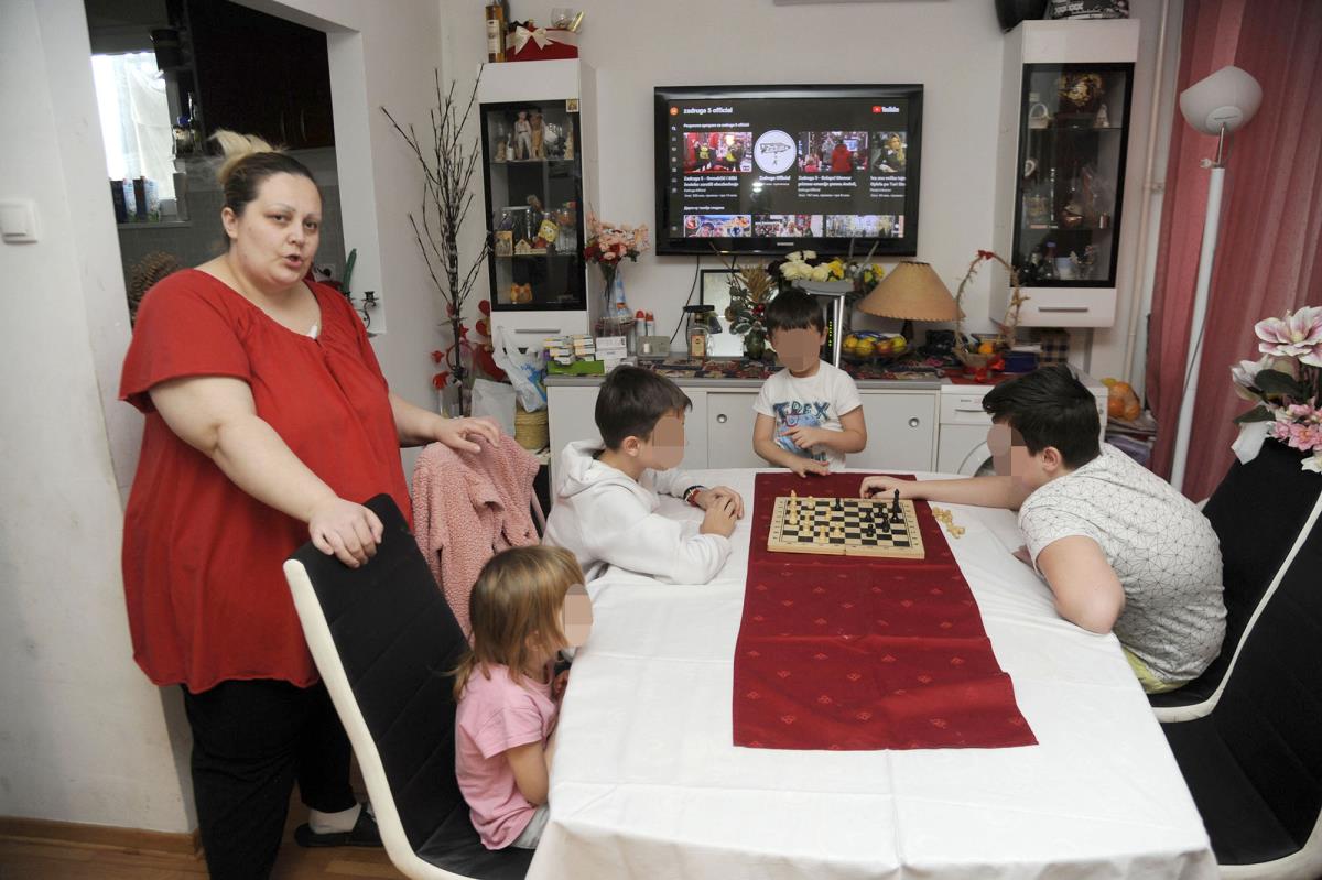 SAMOHRANU MAJKU SA PETORO DECE TRI PUTA IZBACILI NA ULICU: Komšije se ...