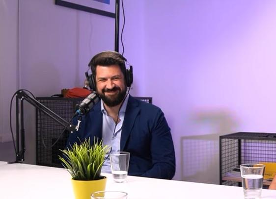 RADE JE U KRŠTENICI ŠVEĐANIN, ALI U GENIMA UPORNI SRBIN Deda mu sreću ...