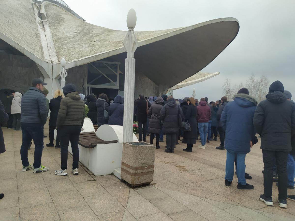 U BELOM KOVČEGU SAHRANJEN ALEKSANDAR (21) KOG SU UBOLI U SRCE: Bio si ...
