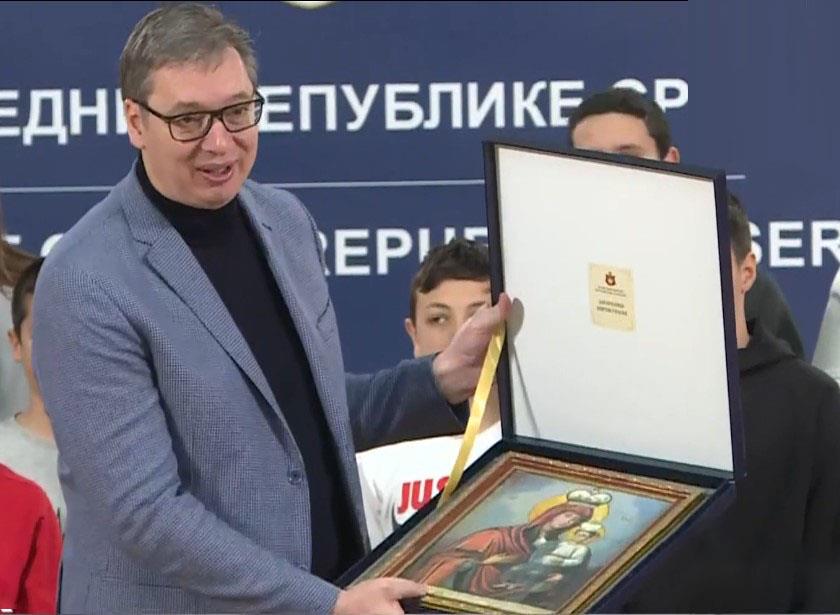 PREDSEDNIK VUČIĆ SA SRPSKOM DECOM IZ REGIONA: Ovo je danas moj najlepši poklon! | Kurir