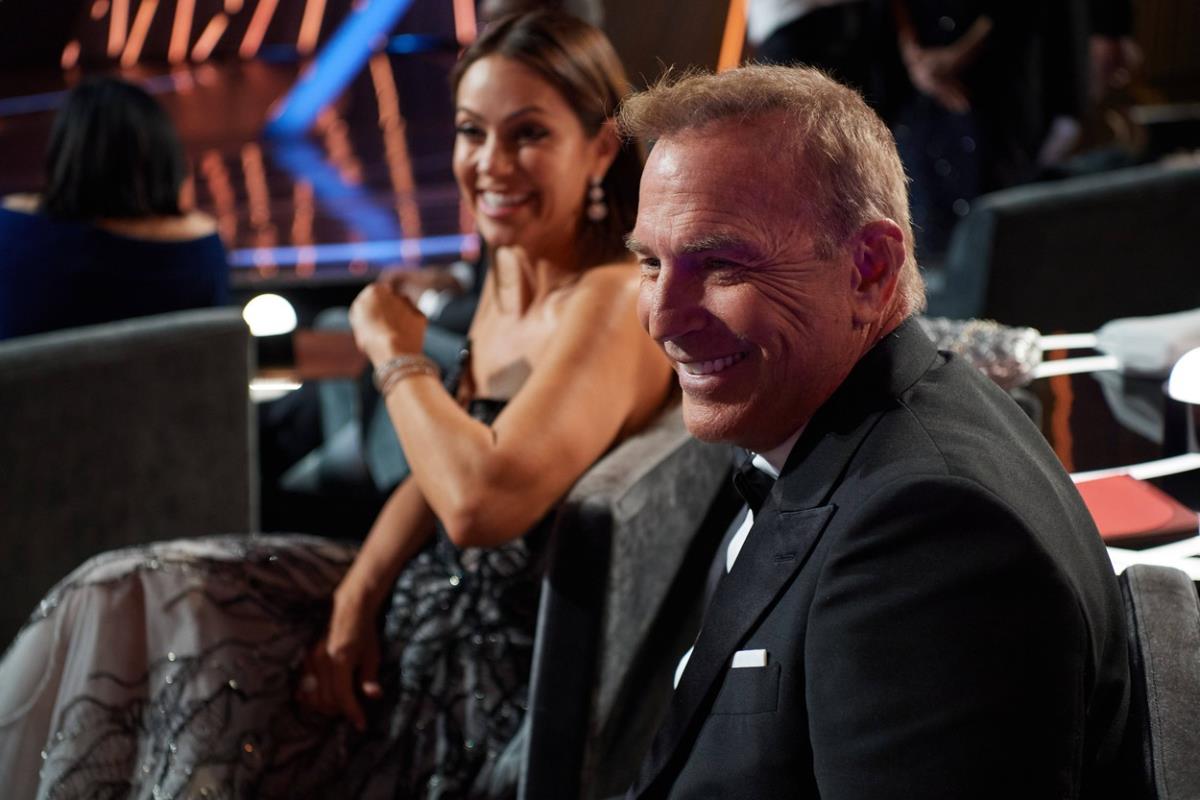 STRAH ME SPREČIO DA UČINIM PRAVU STVAR! Kevin Kostner ljubi 20 godina ...