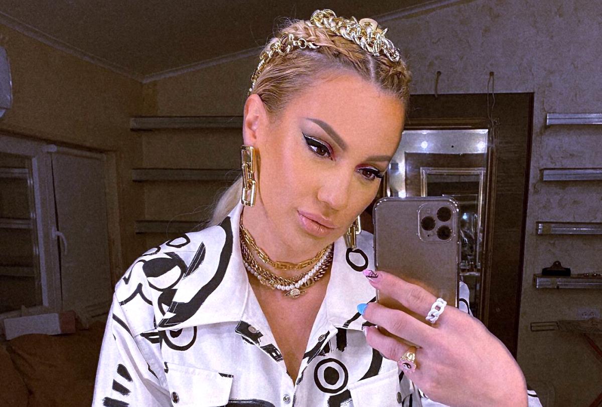 GOLIŠAVA ANA KOKIĆ! GOLE GRUDI PREKRILA SAMO ČARŠAVOM: Pevačica se baš ...