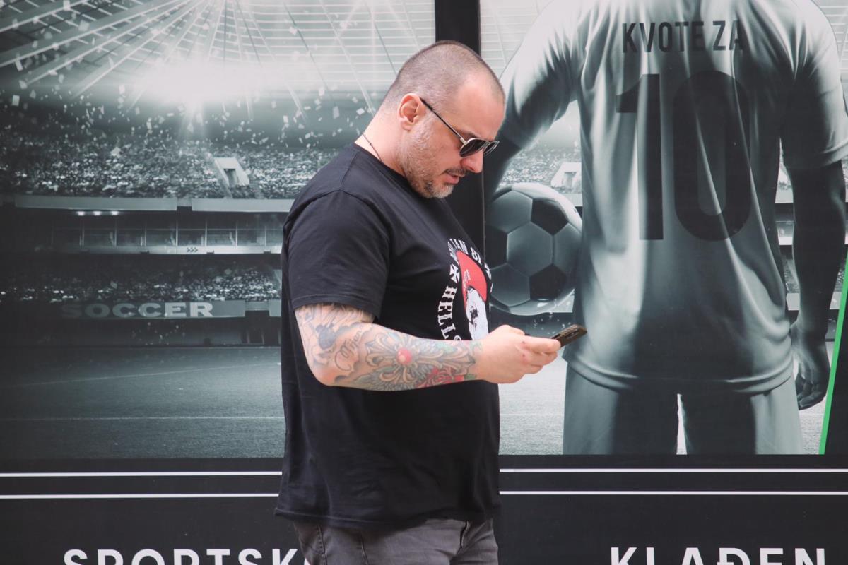 KO JE KONTROVERZNI MUŠKARAC KOJI NOSI UMRLICU VIDOJA RISTOVIĆA? Mirko ...