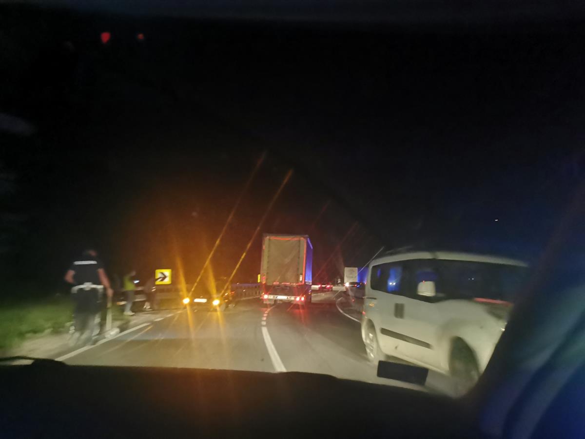 LANČANI SUDAR KOD POŽEGE: Tri slupana vozila stoje na kolovozu ...
