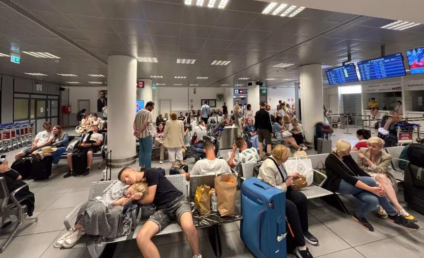 LOŠE VESTI ZA SRPSKE TURISTE U RIMU! Let planiran za utorak popunjen ...