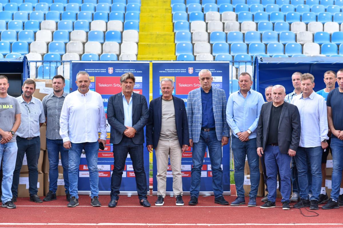 Grad Subotica: Fudbalski savez Srbije donirao sportsku opremu klubovima ...