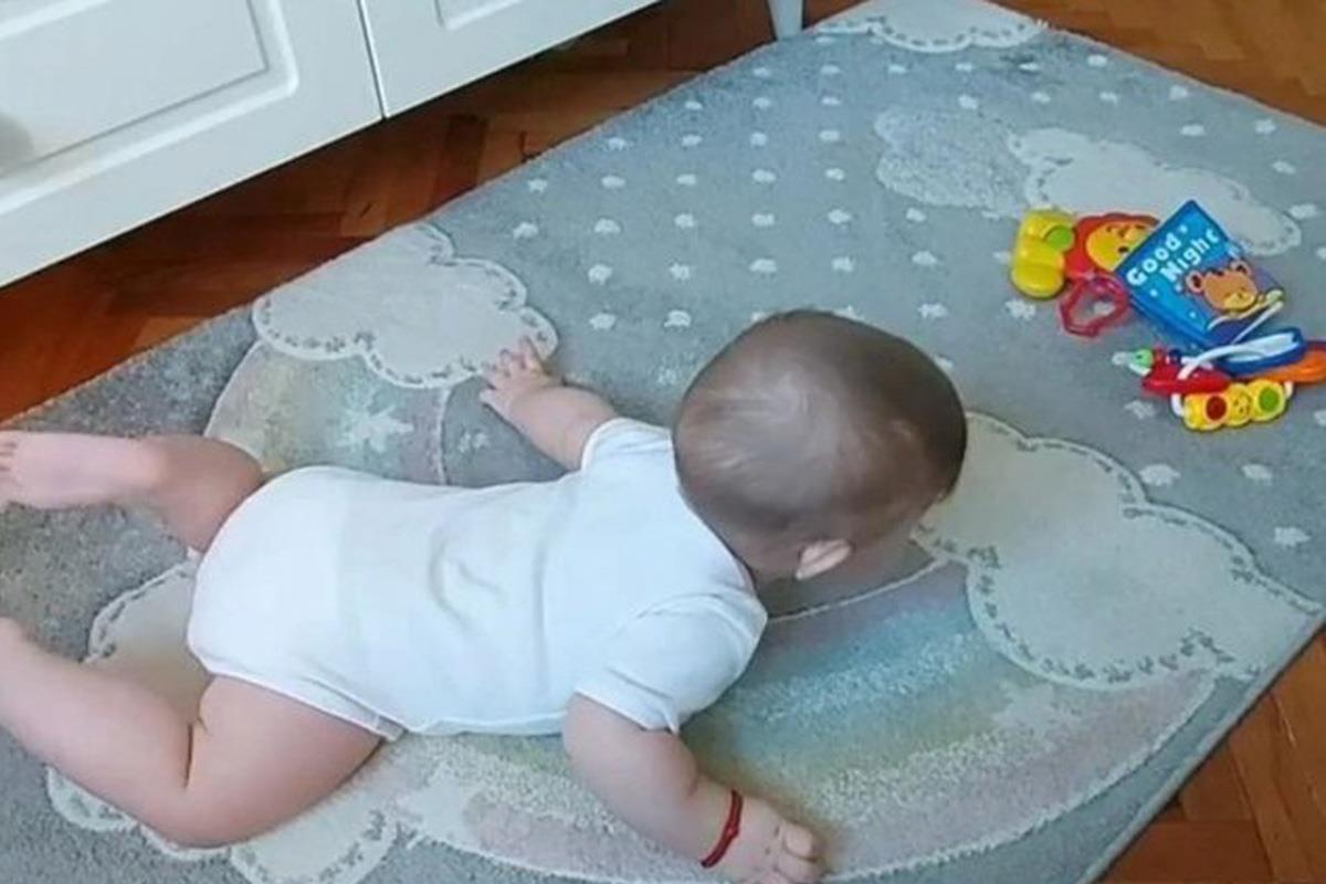 Fotografija bebe na podu razbesnela roditelje u Srbiji | Kurir