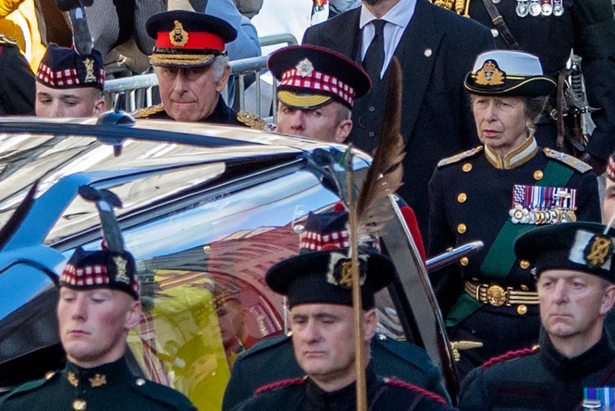 Princeza Ana jedina žena koja je hodala u posmrtnoj povorci kraljice ...