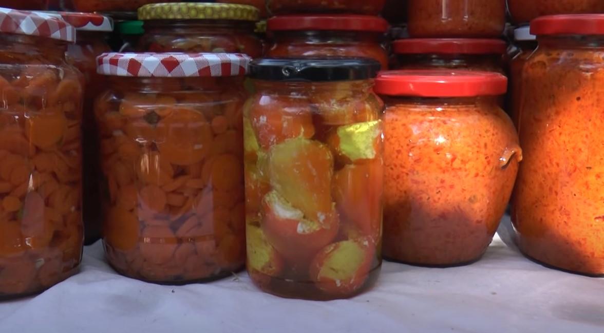 Slavica sama napravi 4.000 tegli slatke i slane zimnice | Biznis Kurir