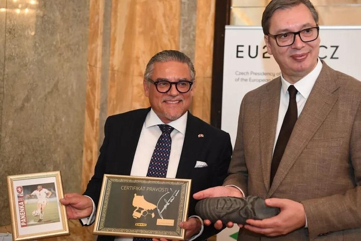 ŠUT ANTONINA PANENKE SA NAŠE MARAKANE OD PRE 46 GODINA: Predsednik Vučić dobio poklon od češkog ...