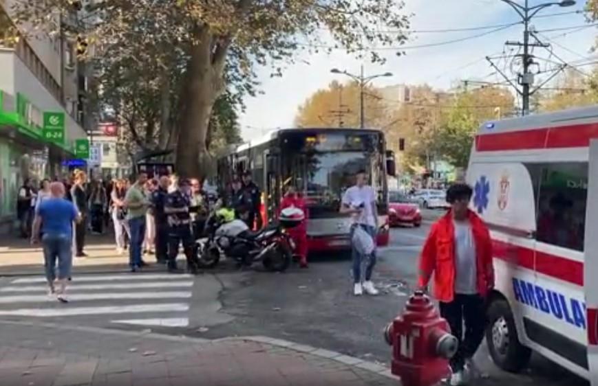 UŽAS KOD PRAVNOG, U CENTRU BEOGRADA: Autobus pokosio dete, prvi snimci sa lica mesta (VIDEO) | Kurir