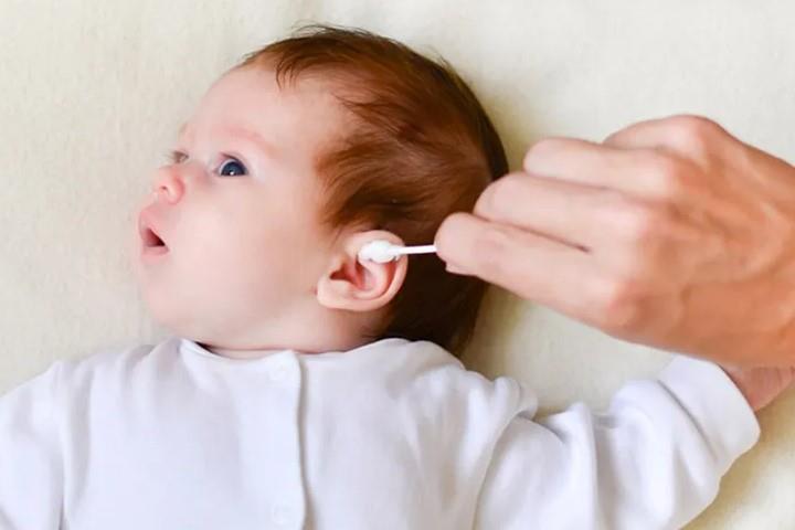BEZBEDNO ZA DECU: Evo kako da bebi očistite uši, a da je ne povredite ...
