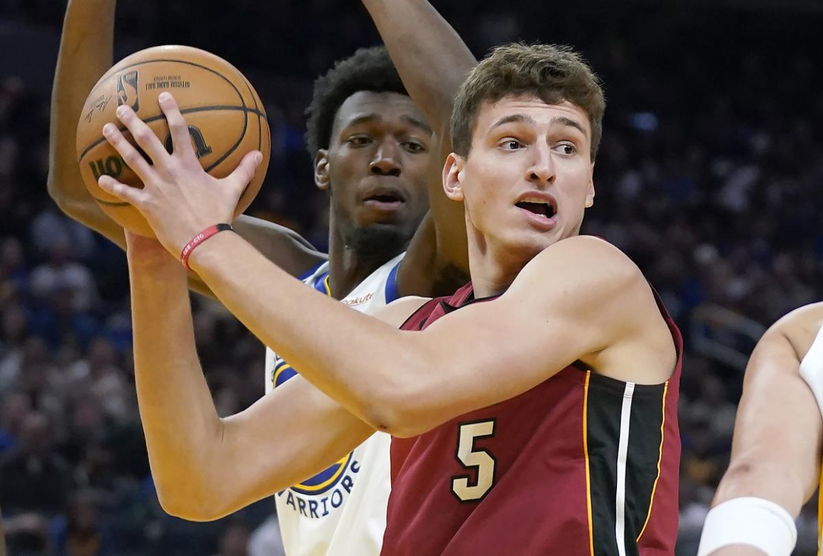 Ako osvoji NBA prsten, Jović neće smeti da okusi ŠAMPIONKI ŠAMPANJAC ...