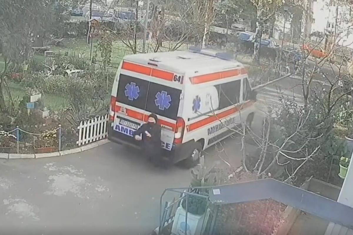 Vozilo Hitne pomoći pregazilo babu (VIDEO) | Kurir