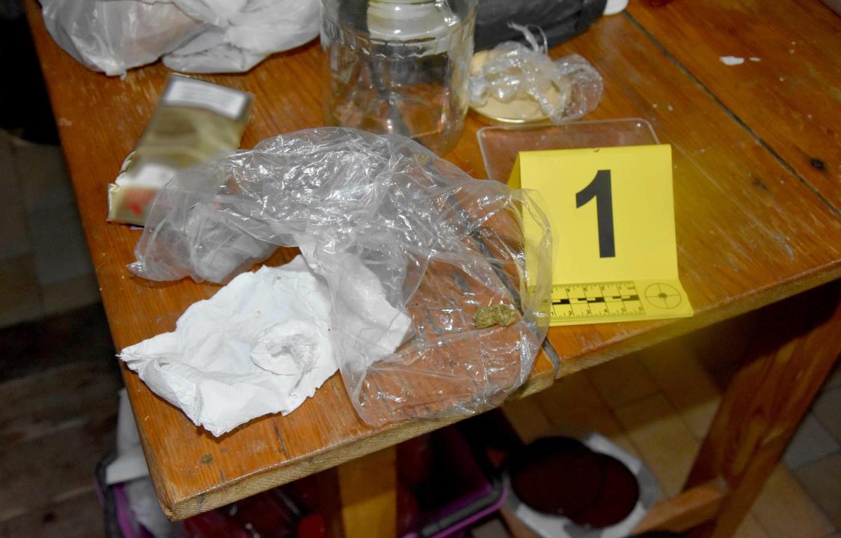 UHAPŠEN SUBOTIČANIN (43): Policija mu u stanu pronašla drogu, oružje i ...