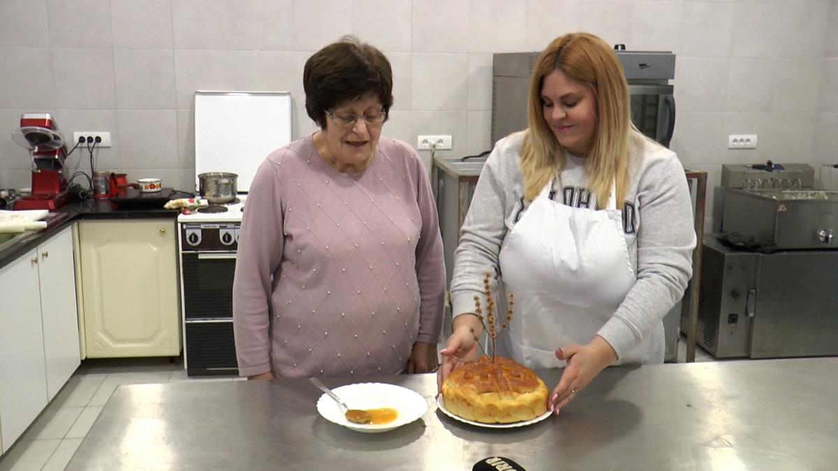 ČAČANSKA ČESNICA JE SLATKA! Milica je premaže medom i začini bosiljkom ...