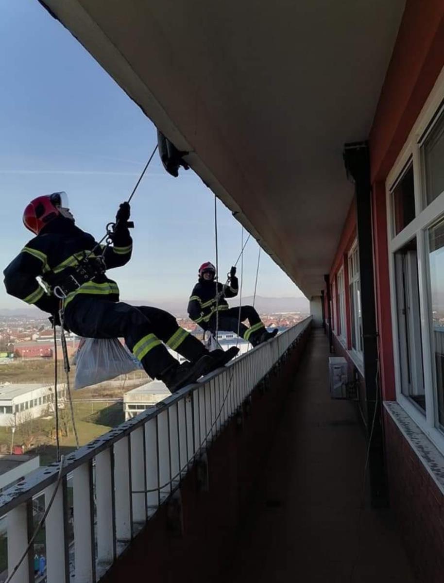 Čačanski vatrogasci doneli deci poklone u bolnicu | Kurir