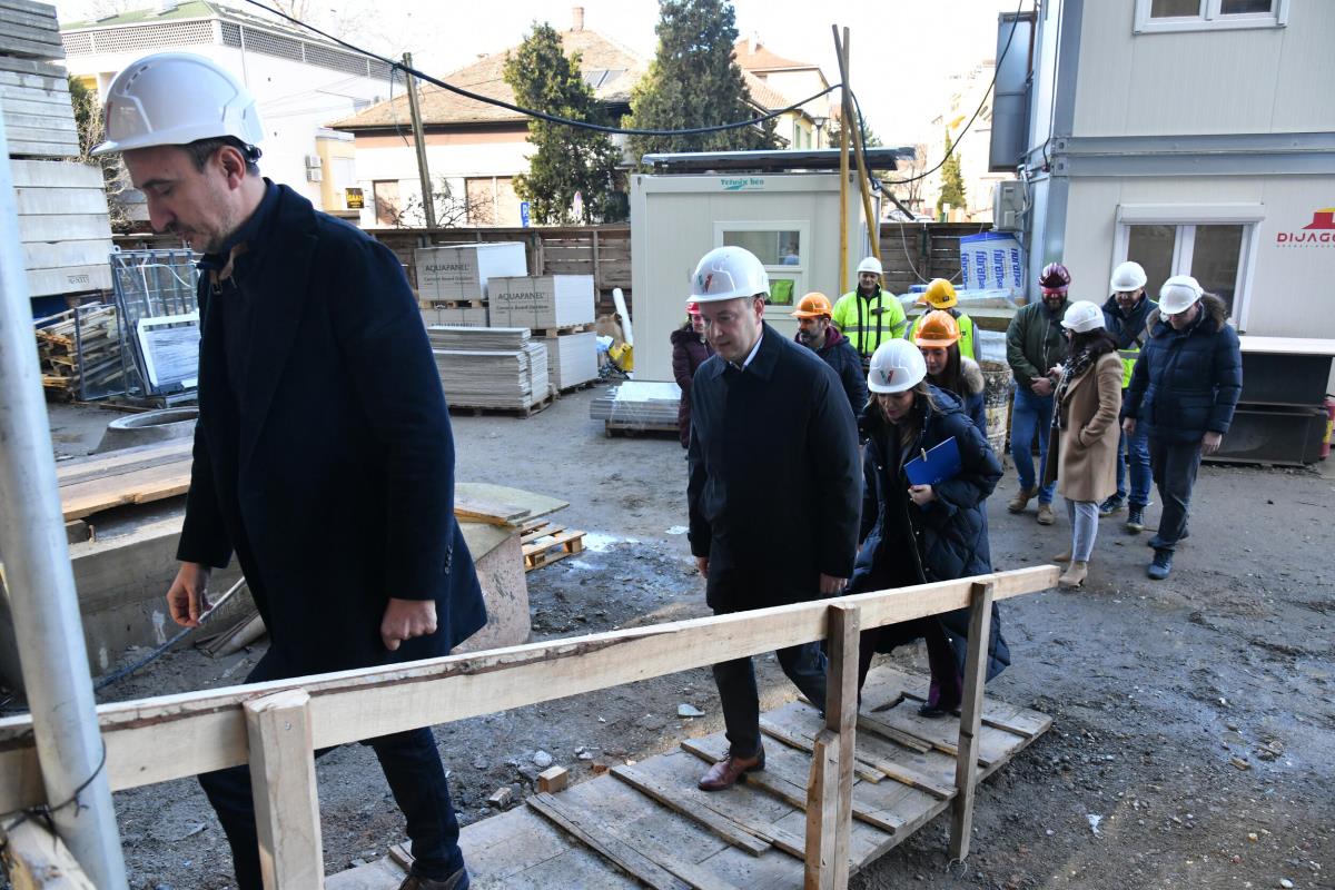 NOVI SAD JE VELIKO GRADILIŠTE Pogledajte kako niču nove garaže za oko 1 ...